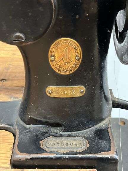 Singer Industrial leather shoe patcher sewing machine with treadle and ...