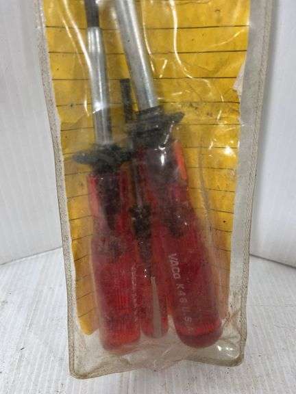 3-Piece Vaco red screwdriver set with slotted screw holding tips, never ...