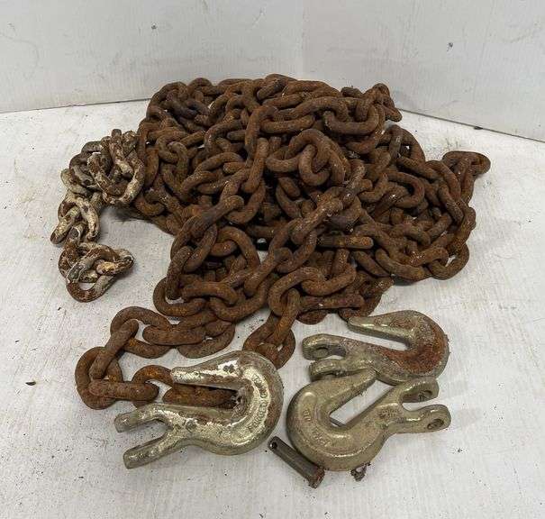 (2) Heavy chains with three end hooks, rusty - Albrecht Auction Service