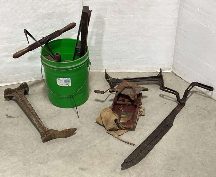 Bucket of tools, poor - Albrecht Auction Service