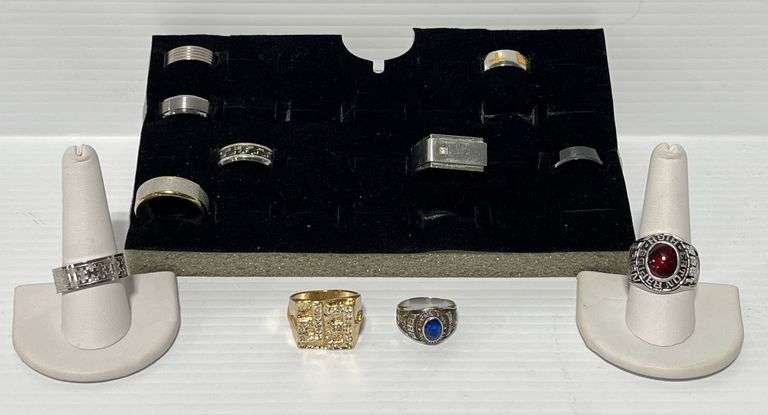 (11) Men's class rings, bands and gemstones, jewelry rings in holder ...