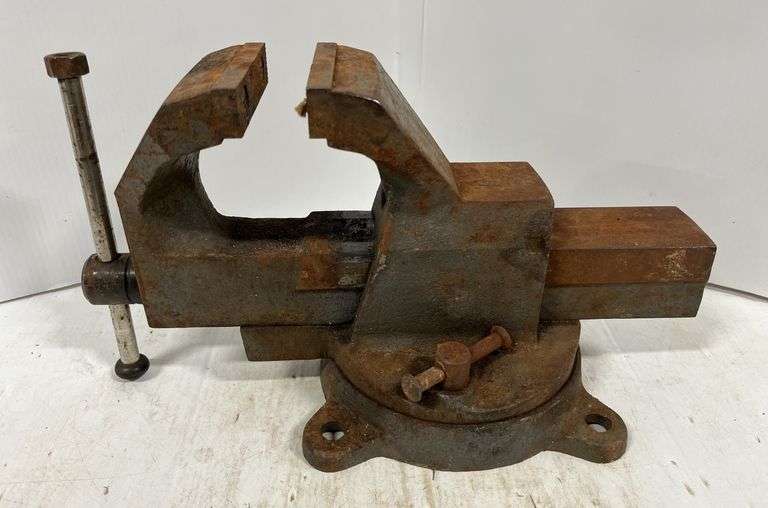 Large swivel adjustable vise, jaws- 4"W, 8"W x 15"L, works great ...