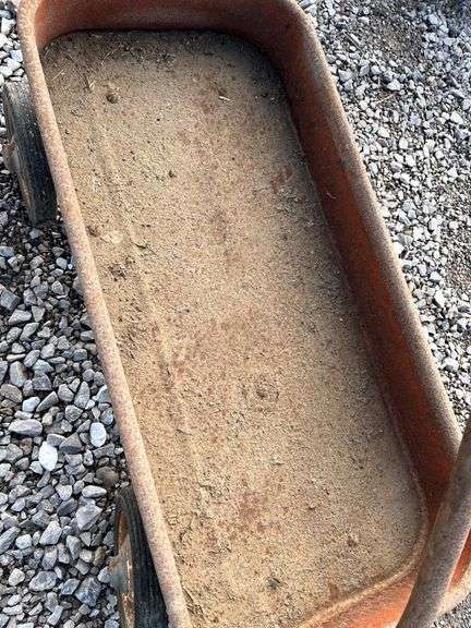 Old red wagon, rusty - Albrecht Auction Service