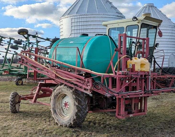 New Idea Self-Propelled Sprayer with 750-Gallon Tank, Foam Markers, 45 ...