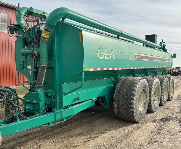 2015 Houle GEA 9500-Gallon Manure Tank, Sand Auger, Transfer Boom, Air ...