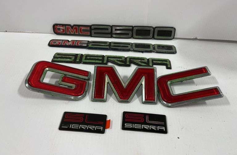 GMC letters and decal badges, up to 11", used - Albrecht Auction Service