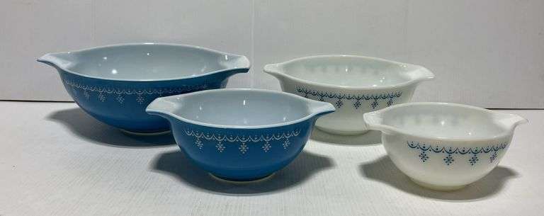 Set of (4) 1950s Pyrex snowflake blue garland Cinderella bowls, 7 1/2"W ...