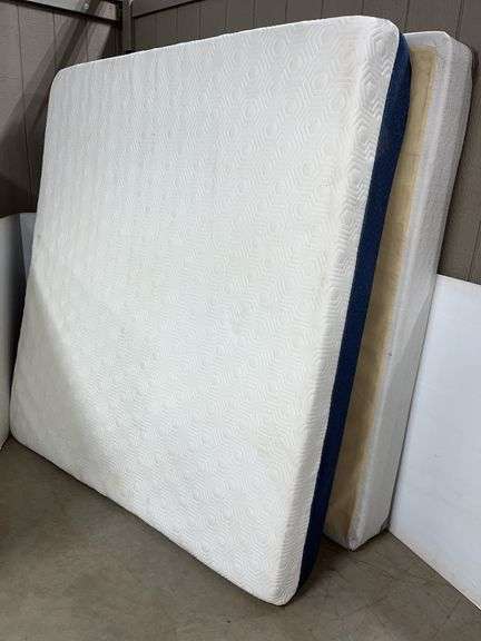 Serta king size mattress with box springs - Albrecht Auction Service