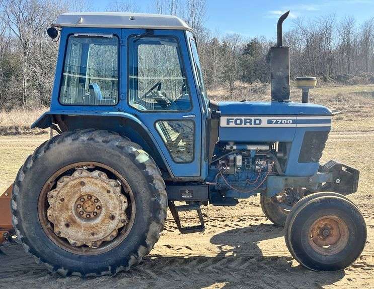 Ford 7700 Diesel Tractor, 2WD, (Showing 9089 Hours), Runs and Drives as ...