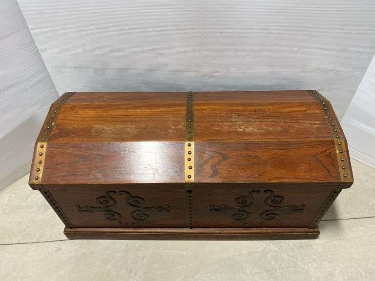 Lane cedar chest, 17"W x 39"L, key enclosed - Albrecht Auction Service