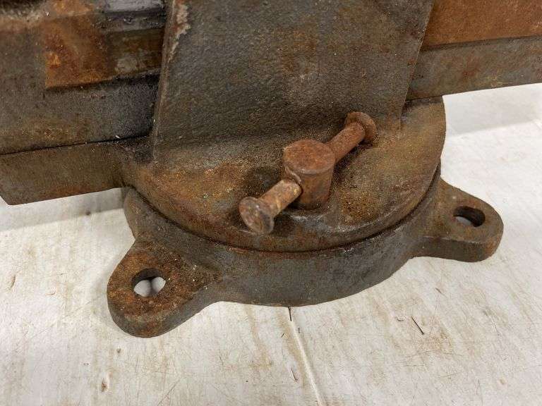 Large swivel adjustable vise, jaws- 4"W, 8"W x 15"L, works great ...