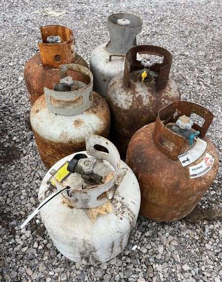 (6) Propane tanks, all 20 lb. tanks, rusty - Albrecht Auction Service