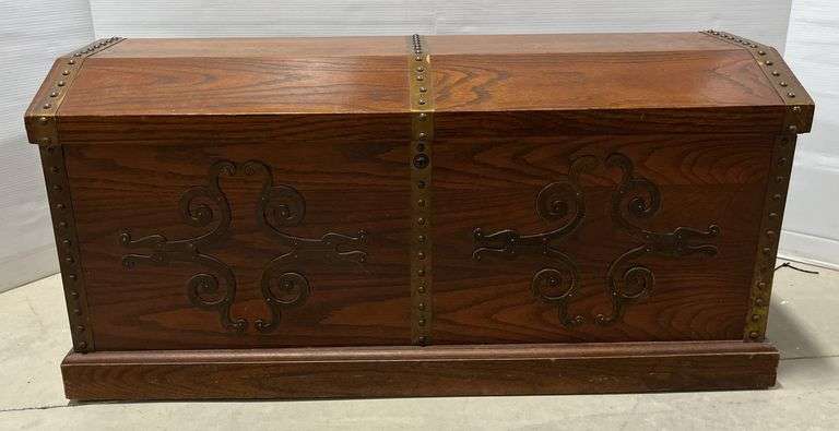Lane cedar chest, 17"W x 39"L, key enclosed - Albrecht Auction Service