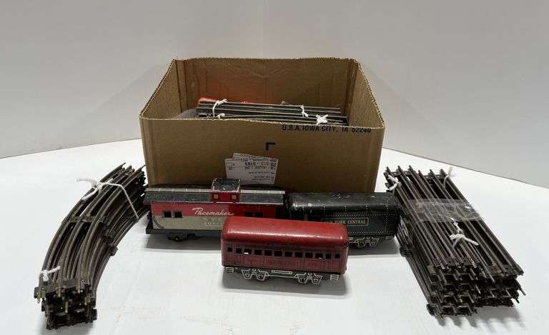 (5) Older tin model train cars with (37) pieces of railroad track, in ...