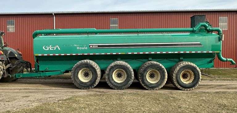 2015 Houle GEA 9500-Gallon Manure Tank, Sand Auger, Transfer Boom, Air ...