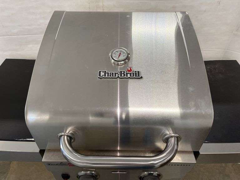 Char-Broil Performance gas grill with two fold-down shelves and an ...