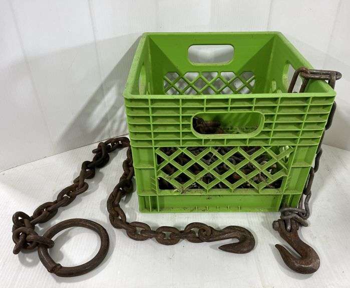 Crate with chains with hook ends, good - Albrecht Auction Service