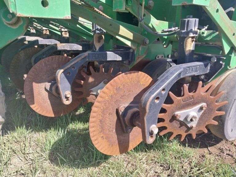 John Deere 1780 Planter, 18-20" Row, 30' Working Width, 3.1-Bushel Seed ...