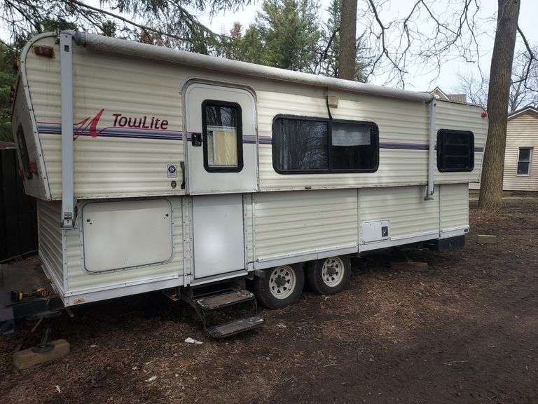 1999 Towlite Hi-Lo Camper, 24'L, AC doesn't work, everything else does ...