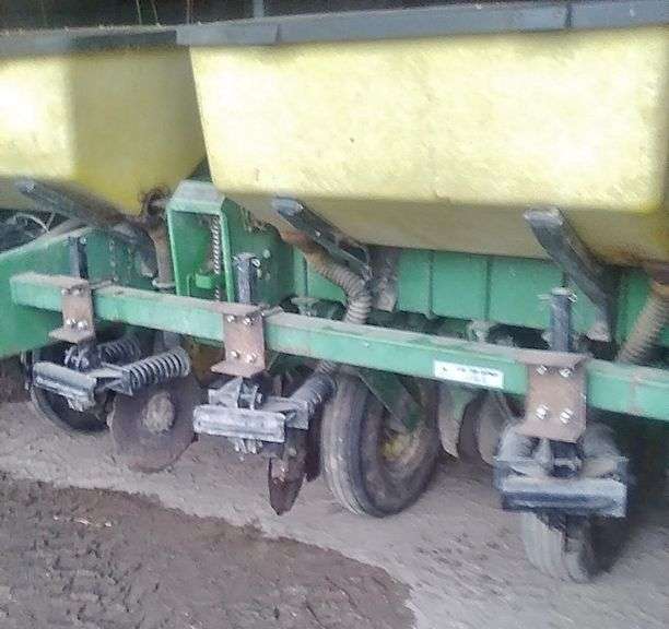 John Deere 7200 MaxEmerge II Planter, 6-30" Row, Dry Fertilizer, Finger ...