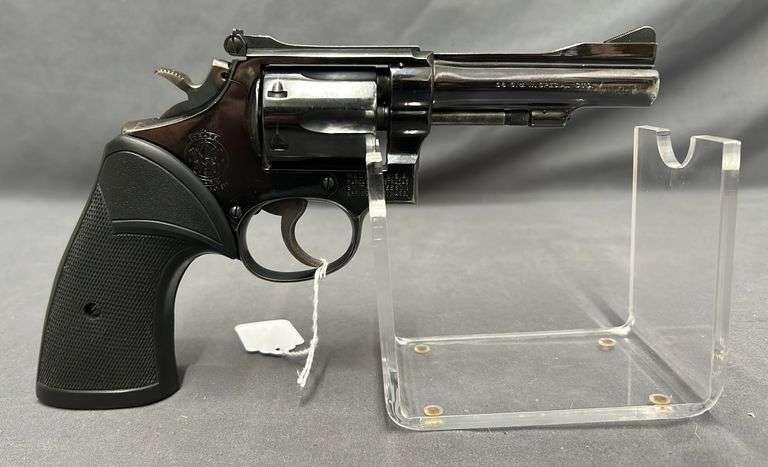 Smith & Wesson 15-2, .38 S&W Special, 6-Shot Revolver - Albrecht Auction Service
