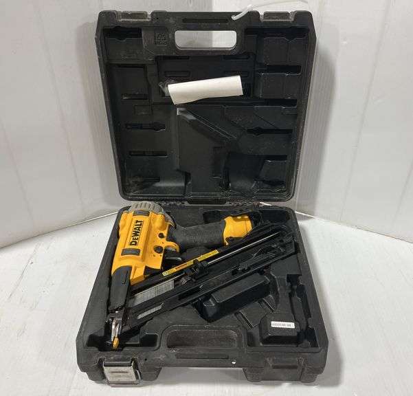 DeWALT 156A fastener, like new - Albrecht Auction Service