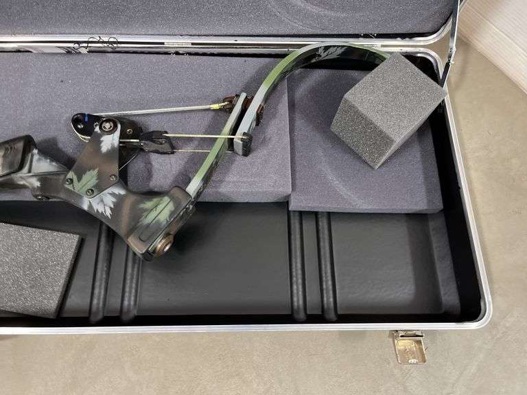 Oneida Aero Force compound bow with case and (6) Arrows, keys for case ...