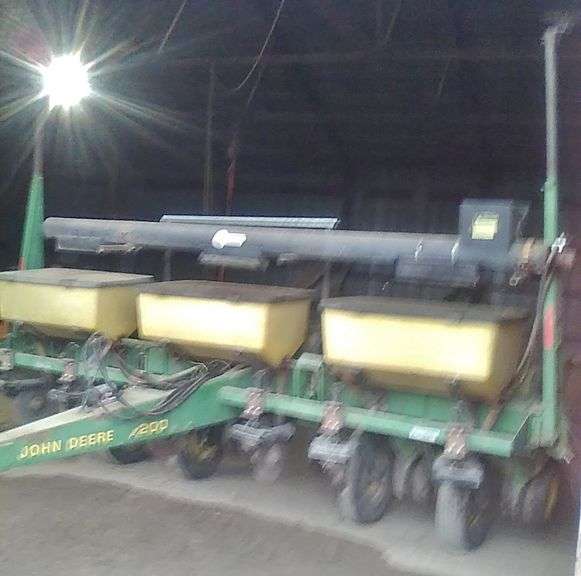 John Deere 7200 MaxEmerge II Planter, 6-30" Row, Dry Fertilizer, Finger ...