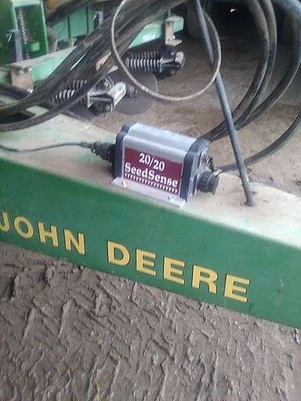John Deere 7200 MaxEmerge II Planter, 6-30" Row, Dry Fertilizer, Finger ...