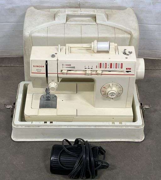 Singer 4530C Sewing Machine, comes in case - Albrecht Auction Service