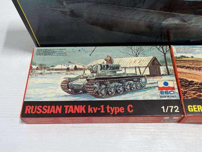 (13) Military plastic models, up to 1:35 scale, boxes have wear ...