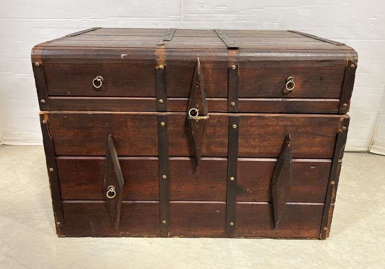 Older wooden chest, 23"W x 17"D x 16"H, good - Albrecht Auction Service