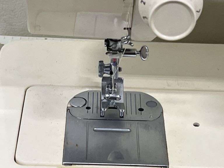 Singer 4530C Sewing Machine, comes in case - Albrecht Auction Service