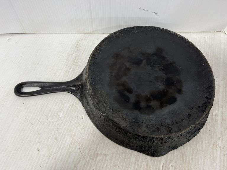 Wagner cast iron pan, 10"Dia, good - Albrecht Auction Service