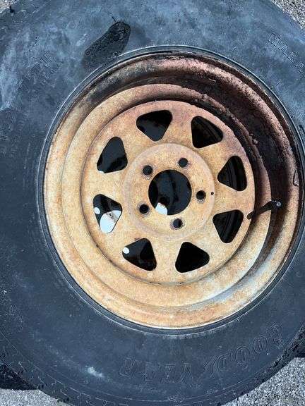 (6) White trailer rims, 15", rusty - Albrecht Auction Service