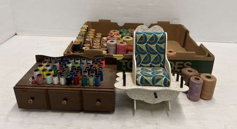 Large box of thread and crocheting threads - Albrecht Auction Service