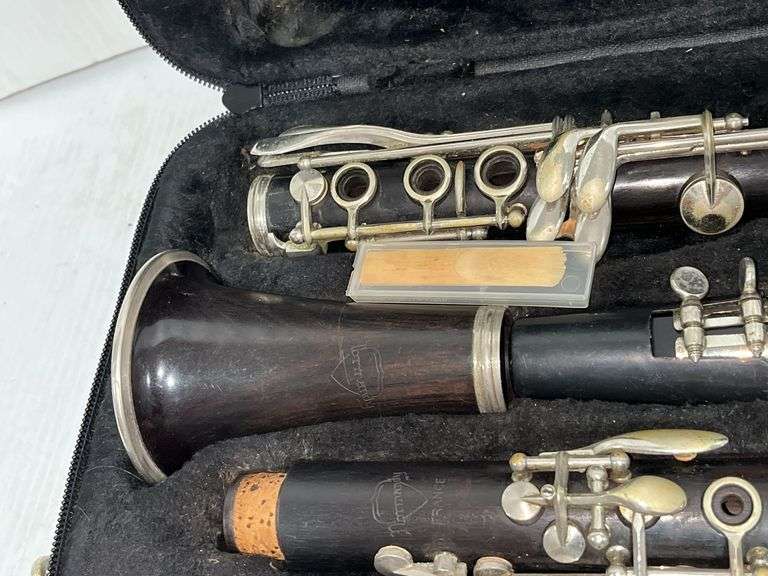 Professional grade wood clarinet, ready to play, with new reed and ...
