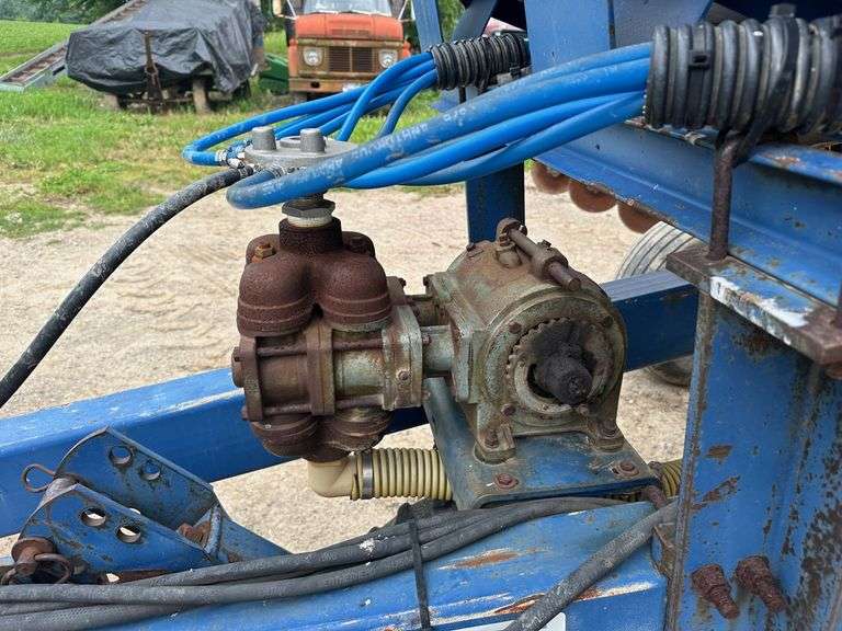 13-Shank 28% Applicator, Works Great, Ground Driven John Blue Pump ...