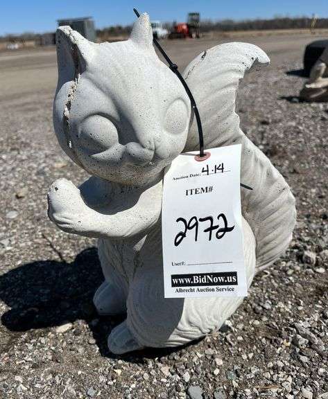 Concrete squirrel statue, good - Albrecht Auction Service