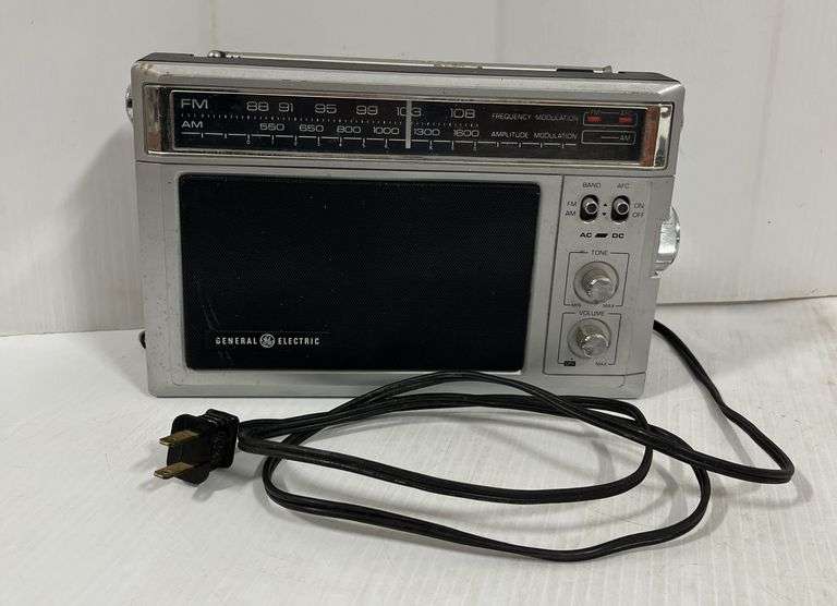 GE AM/FM portable radio, model 7-2850H, tested and works, 9 1/4"L ...