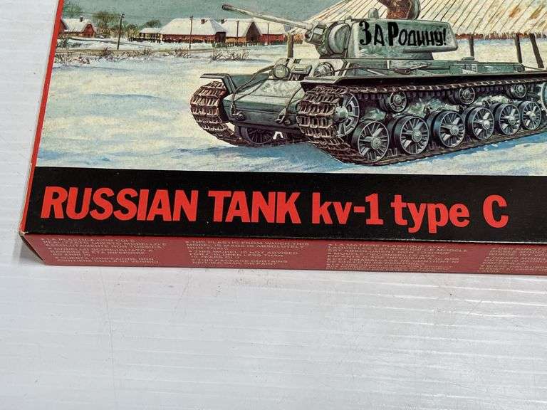 (13) Military plastic models, up to 1:35 scale, boxes have wear ...