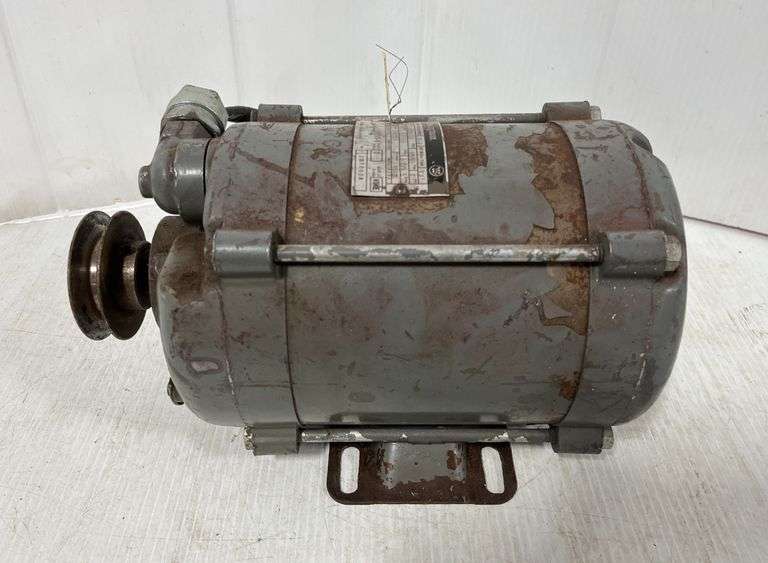 Older 1-phase 1/2 HP gas pump motor, works - Albrecht Auction Service