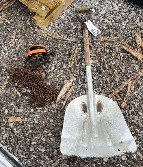 Chain lift pulley, and an aluminum shovel - Albrecht Auction Service