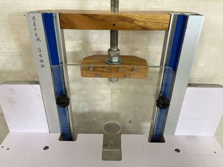 MLCS horizontal router table, 24"W x 26"H, works as it should ...