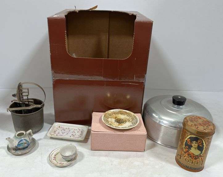 Assorted antique/vintage collectibles, includes: Small bottles, spoons ...