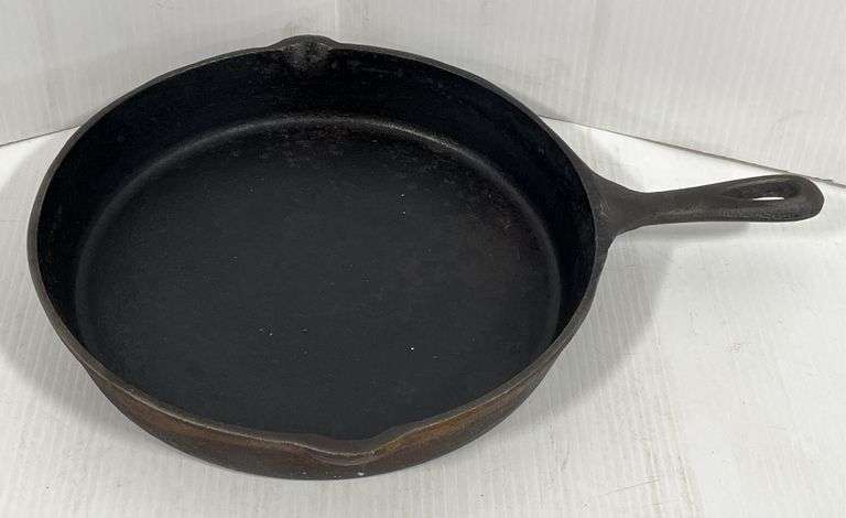 Cast iron skillet, 10 1/2"Dia, clean, great - Albrecht Auction Service