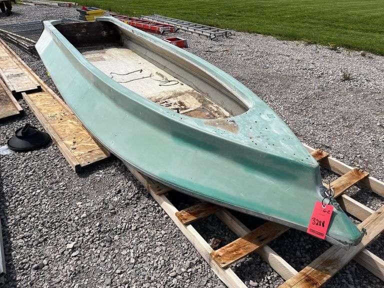 Antique Skeeter 15' fiberglass boat, used - Albrecht Auction Service