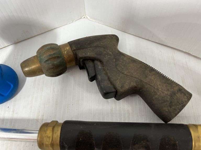 Garden items, includes: Hose nozzle sprayer, sprayer with long handle ...