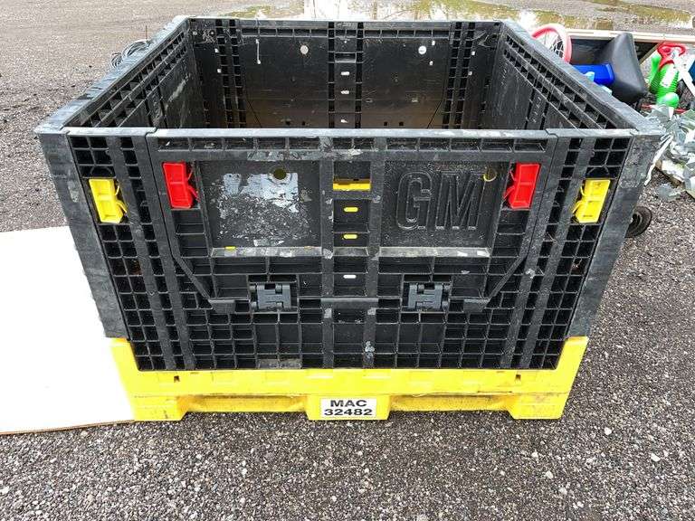 Folding plastic shipper, 45" x 48" x 36" - Albrecht Auction Service