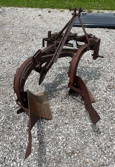 2-Bottom plow with 3-Point hitch, good condition - Albrecht Auction Service
